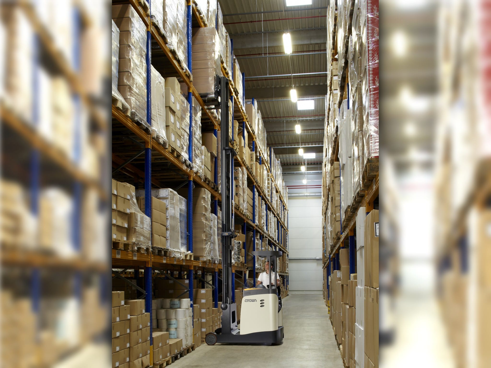 Korytarz roboczy wózka widłowego | Wózki Crown - lider VNA